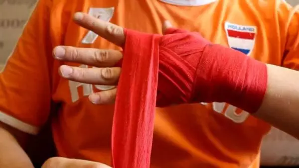 Prosessen med å vikle på hånden av en boksing bandasje