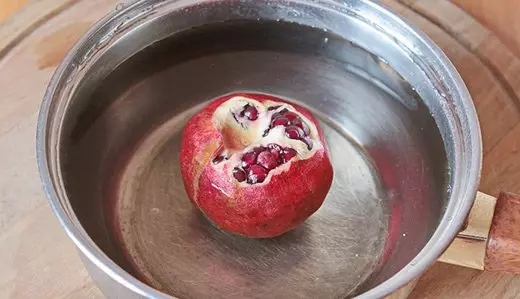 Pomegranate hauv tso tsheb hlau luam