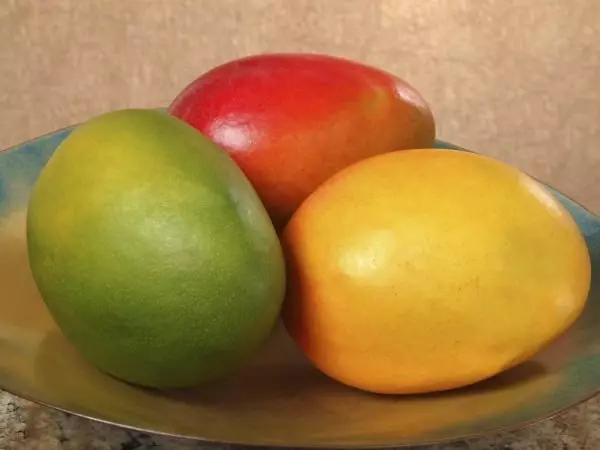 Hoe mango schoon te maken en te snijden met een bot thuis: beschrijving van de belangrijkste manieren, foto's en video