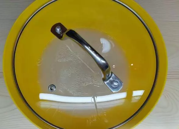 Opara für Hefe Teig in einer gelben Schüssel unter einem Glasdeckel