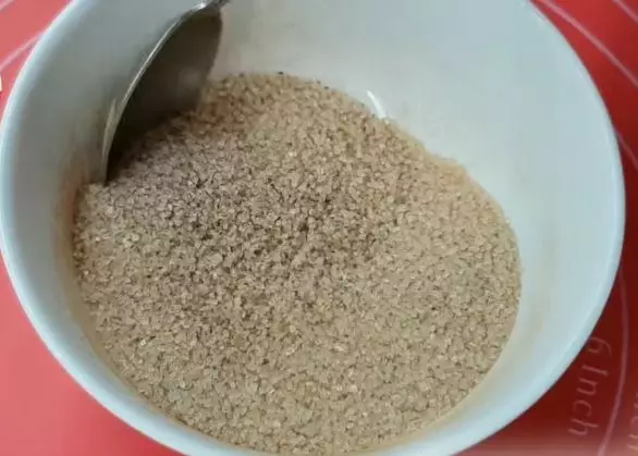 Zuckersand und Zimt-Boden in einer weißen Schüssel