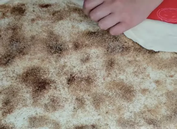 Strato di pasta, cosparso di sabbia da zucchero e cannella di molot