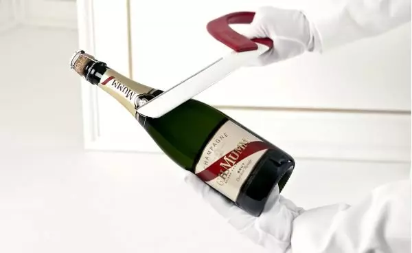 Åbning af en flaske champagne i Gusarsky