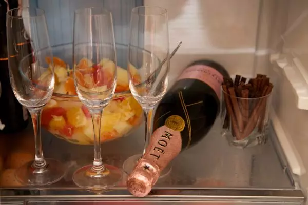Kjøle champagne i kjøleskapet