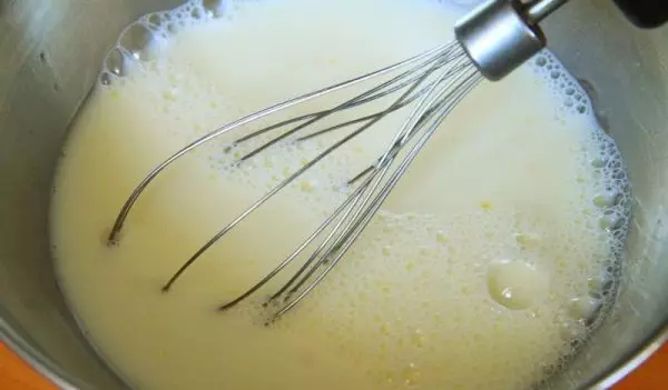 Směs mléka v misce s kovovým klínem