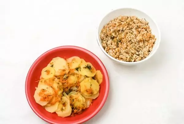 Kartoffel- und Fleischfüllung für Kuchen in separaten Behältern auf dem Tisch