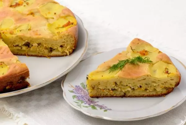 Knipperende cake met aardappelen en gehakt op de tafel