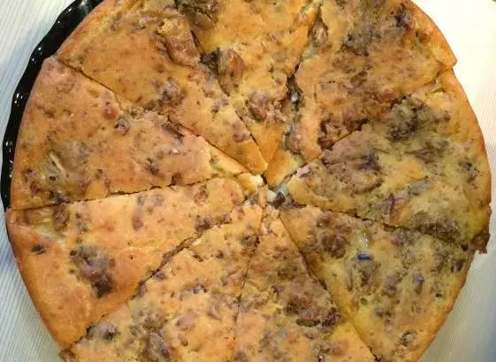 Bereites Flip-Kuchen mit Kartoffeln und Fisch, die für Segmente ermittelt wurden