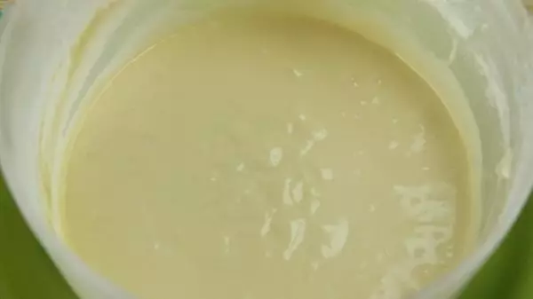 मोठ्या प्लास्टिकच्या कंटेनरमध्ये द्रव dough