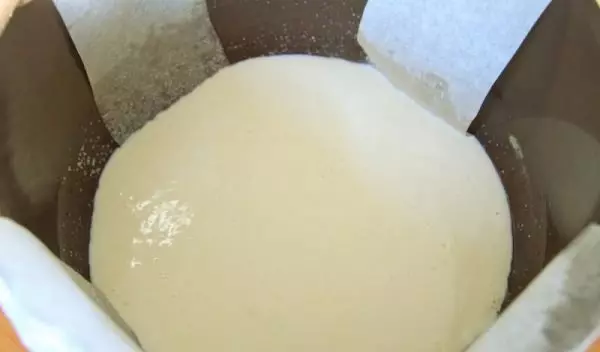 液體麵團在多碰撞碗用麵包店條紋