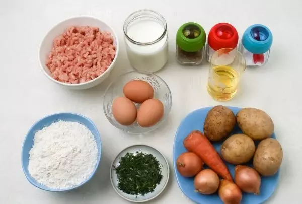 Produkte zum Füllen von Kuchen mit Kartoffeln und Hackfleisch auf dem Tisch