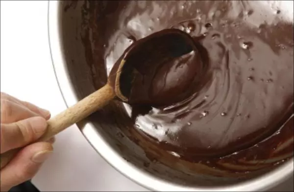 Glassa al cioccolato interferire con un cucchiaio