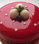Gyönyörűen díszített mousse torta