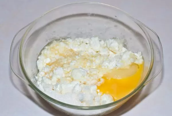 Kotedžo sūrio milteliai su cukrumi ir kiaušiniais