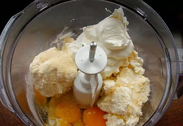Сир з цукром і яйцями в чаші блендера