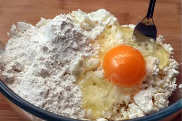 Keju cottage, dicampur dalam mangkuk dengan telur dan tepung