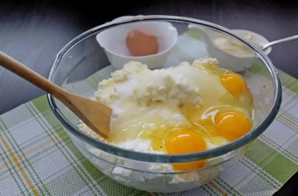 Keju kotej dengan telur dan gula dalam mangkuk telus