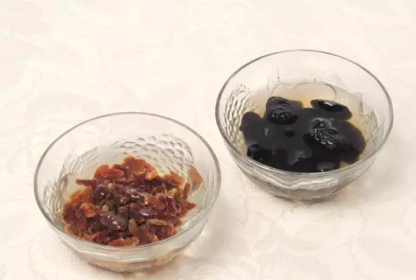 Raisins sy prunes, voan'ny rano