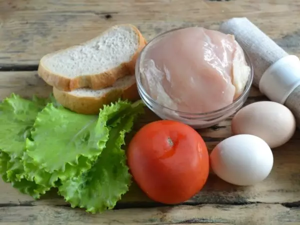 Pan, ensalada, polo, ovos e tomate