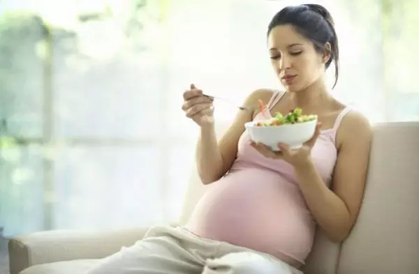Έγκυος συνεδρίαση τρώει σαλάτα