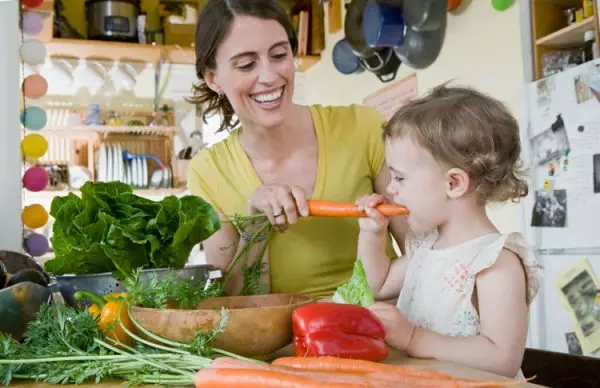 Moder feeds baby baby grøntsager