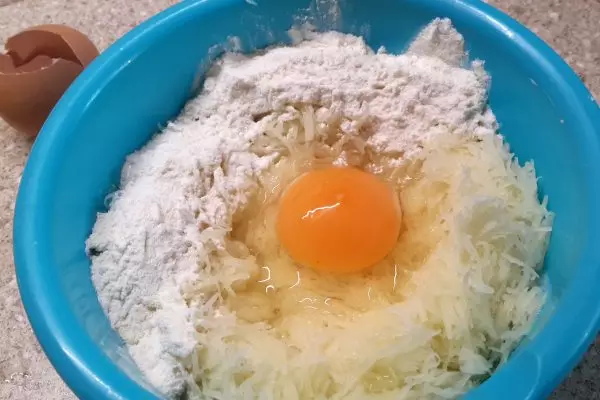 Curly kartöflur með eggi og hveiti