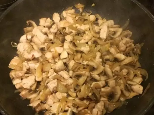Kip, uien en champignons in een pan