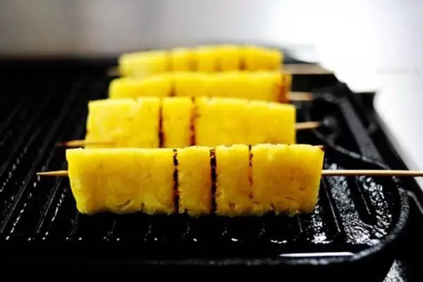 Pineapples ar an ngrill