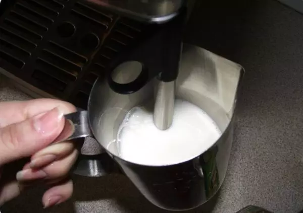الحليب المعدة في إبريق