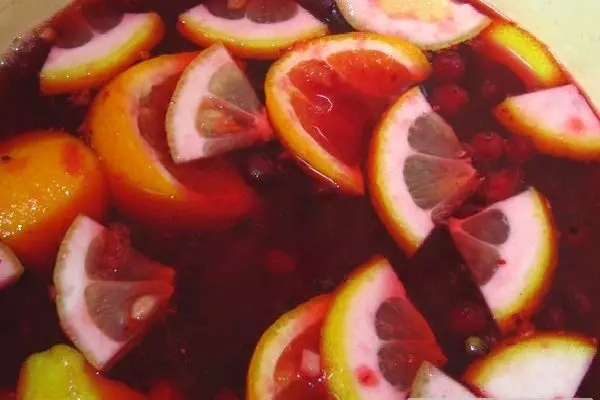 Walled ọti-waini lori oje cranberry pẹlu Citrus