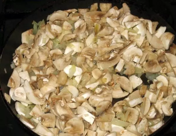 煎锅中的洋葱和蘑菇
