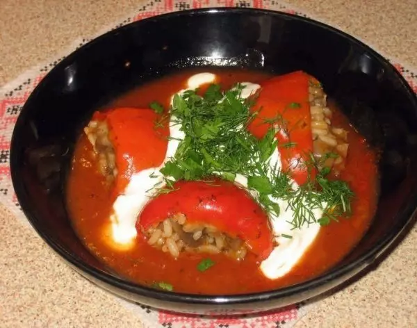 Stuffed pepper i en tallerken med rømme