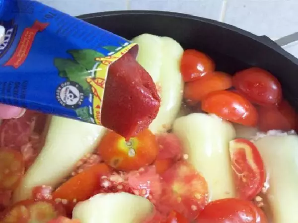 Pâte de tomate pour les poivrons de ferme