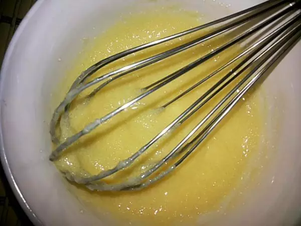 Dicambuk dengan telur gula dalam mangkuk