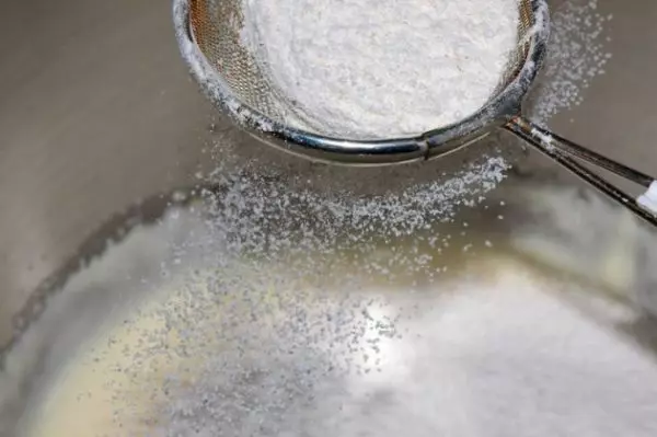 Sift tepung dalam mangkuk