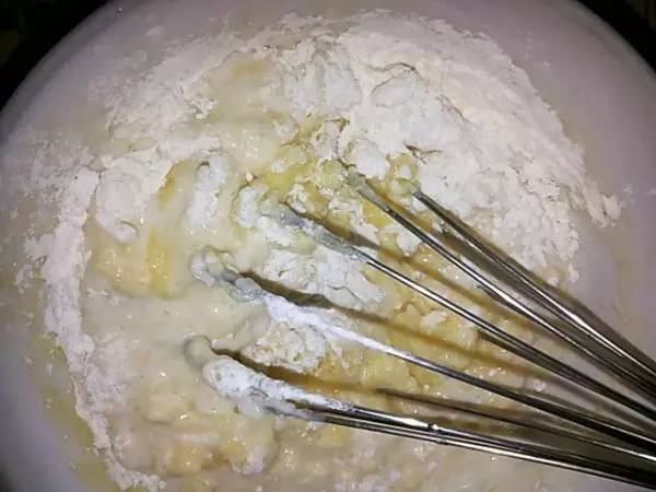 Blending telur kocok dan tepung untuk adonan