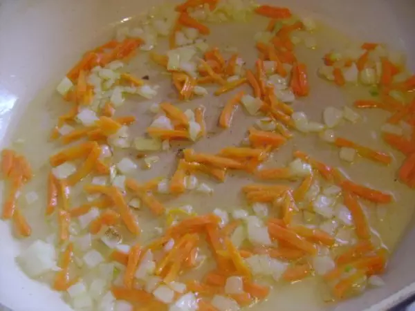 洋葱和胡萝卜在煎锅中用黄油