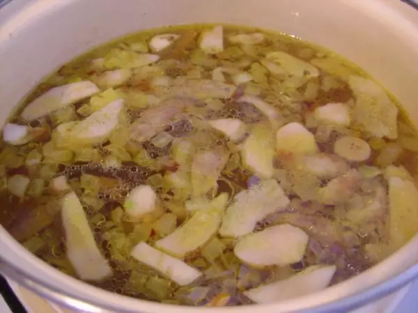 Soupe aux champignons dans une casserole