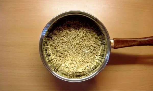 珍珠穀物在金屬平底鍋用柄