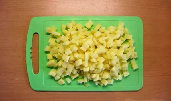 Hiniwa ang mga patatas na krudo sa isang cutting board