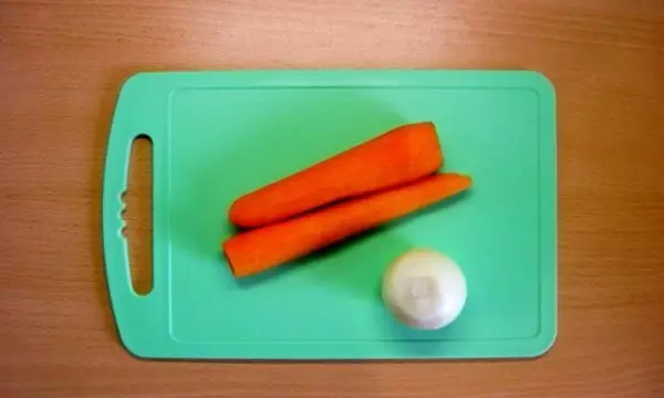 Cipolle e carote purificate su un tagliere