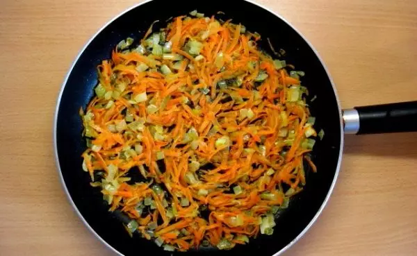 Carrot ug sibuyas nga roaster sa usa ka kalaha