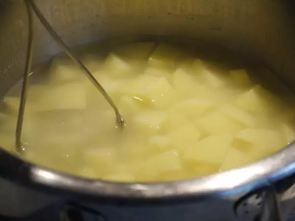 Варени картофи във водна тенджера