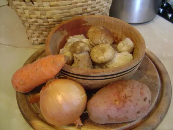 Sampioene, aartappels, boog en wortel vir sop