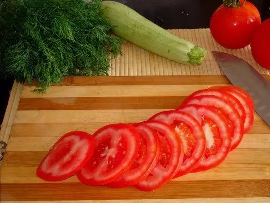Krustā sists svaigs tomāts