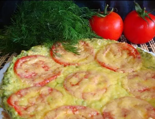 Zucchini pizza pẹlu awọn tomati ati dill