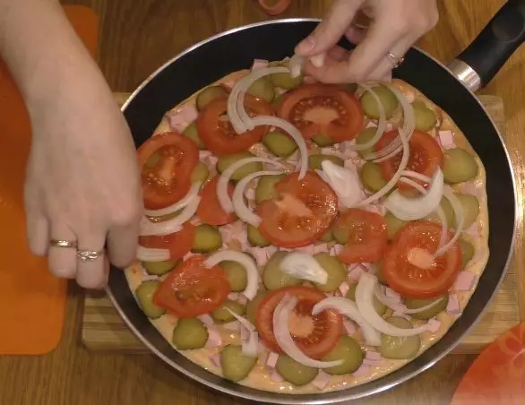 Ingrédients pour pizza dans une casserole
