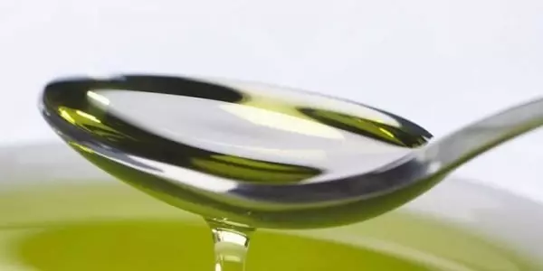 Aceite de oliva en una cuchara