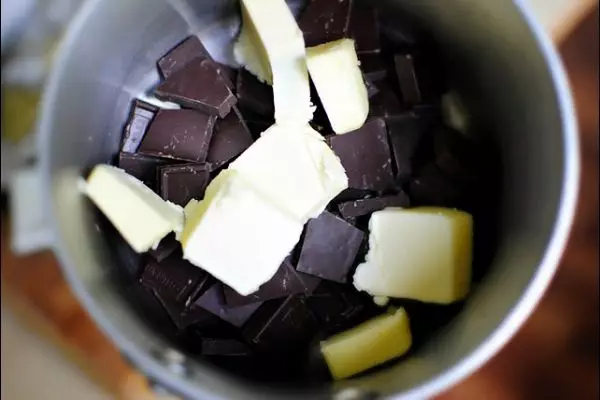 Romige olie en chocoladestukken