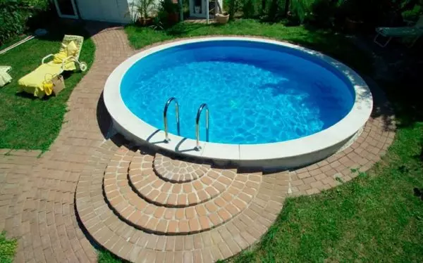 Piscina de garrafas plásticas após otdkli